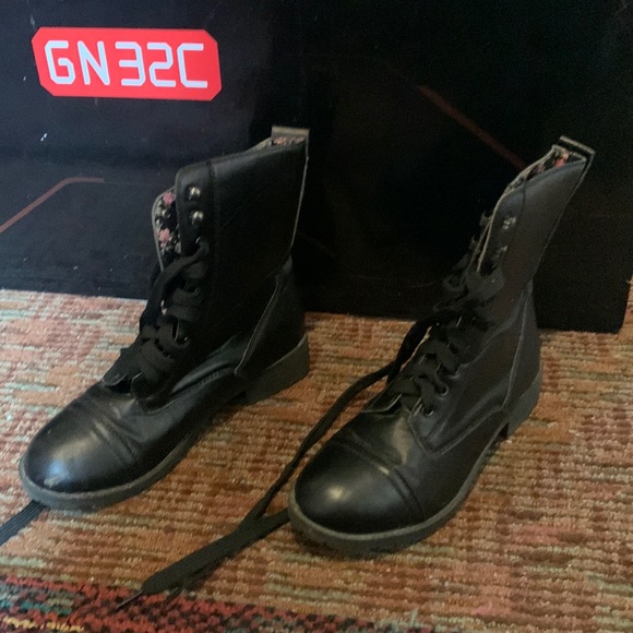 Hot Topic | Shoes | Hot Topic Brand Combat Style Boots W Floral Design ...